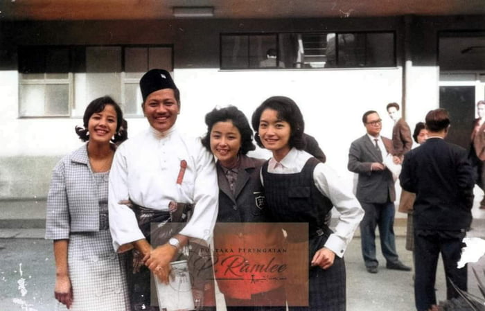 Gambar P Ramlee bersama peminat beliau di jepun.. Artis zaman la asia ...