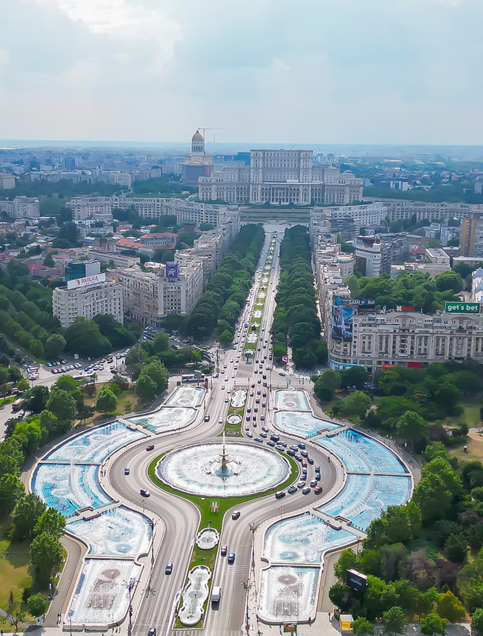 Bucharest... cu bune, cu rele. The boulevard and "Casa Poporului" or ...