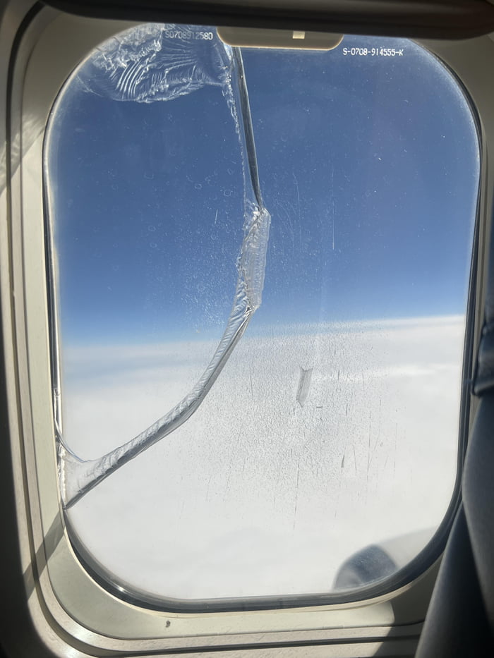 Window crack at 38,000 feet - 9GAG