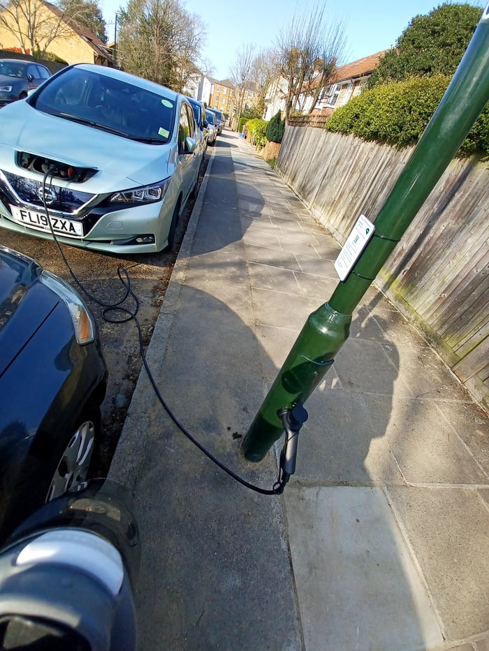 Lamp post are being turned into dual purpose electric car charging ...