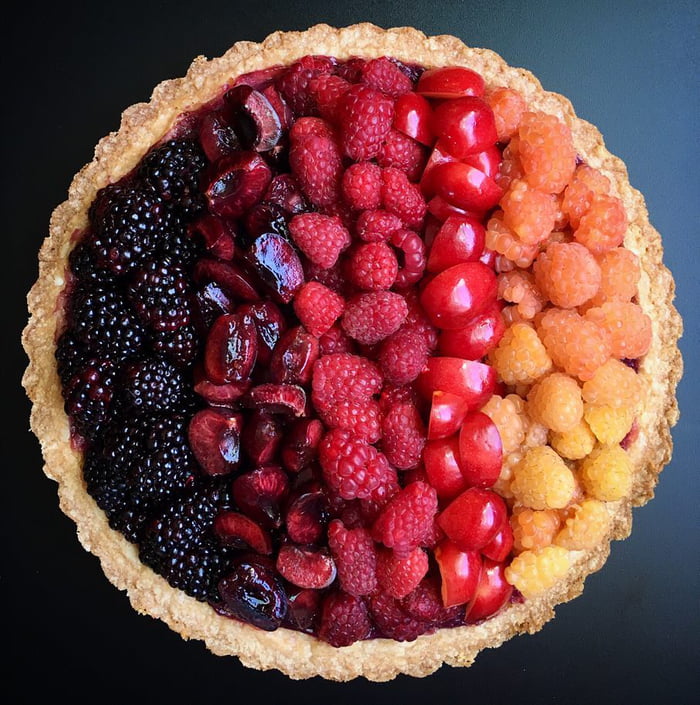 Baker Creates Geometric Pies With Mesmerizing Colors and Patterns - 9GAG