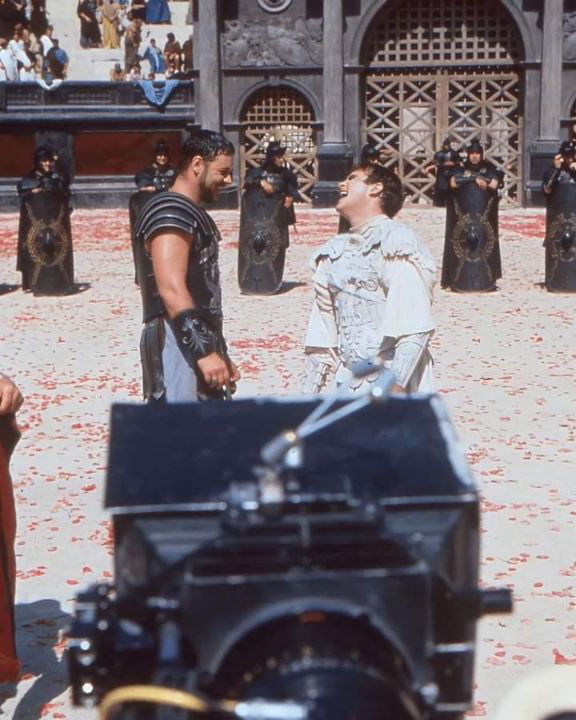 Russel Crowe and Joaquin Phoenix joking around on the set of Gladiator Ca 1999 - 9GAG