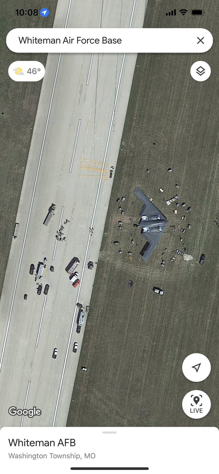 Google maps image happens to capture B-2 bomber that left the runway ...