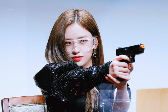 Idol tries to pose with a gun, aiming it at her fans (gone wrong) - 9GAG