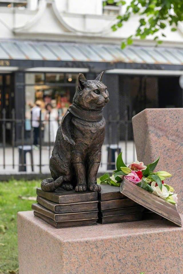 The statue dedicated to Bob the Cat in Islington, London. - 9GAG