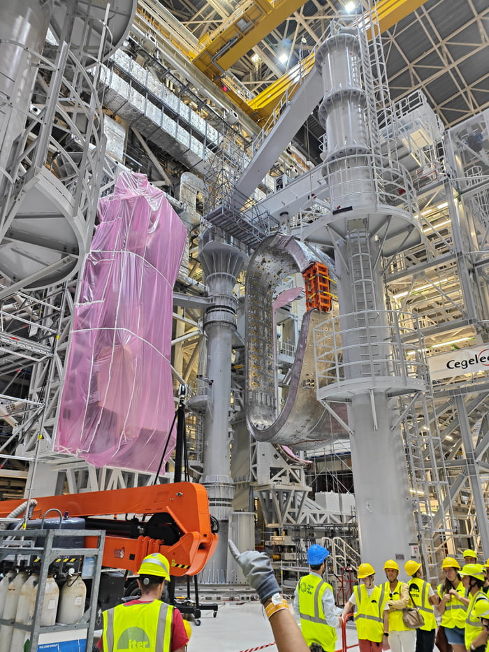 Today I visited Iter in France. 35 countries involved. The future is here! - 9GAG