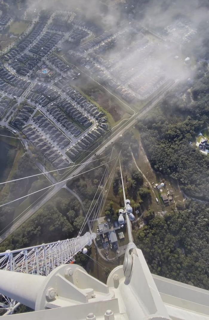 Working on a 1500ft tall broadcasting Tower - 9GAG