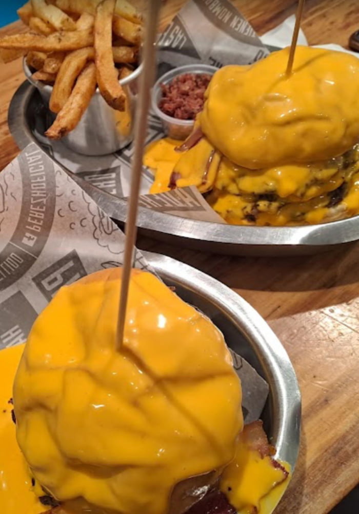 It's impossible to eat this without making a mess. - 9GAG