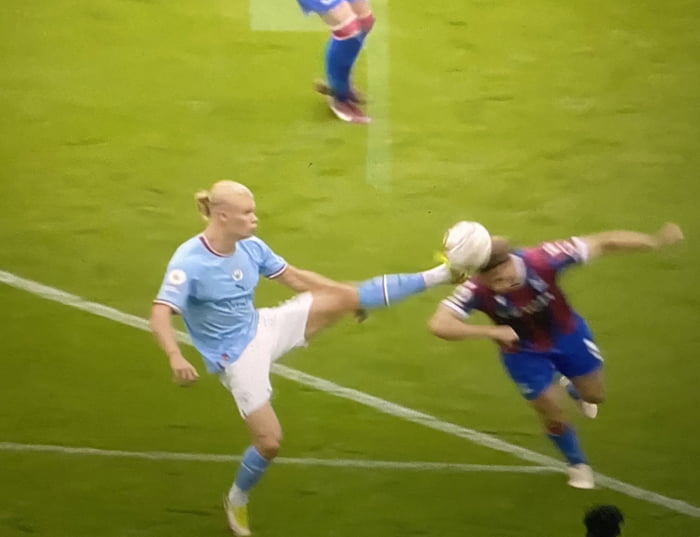 Haaland tackle - 9GAG