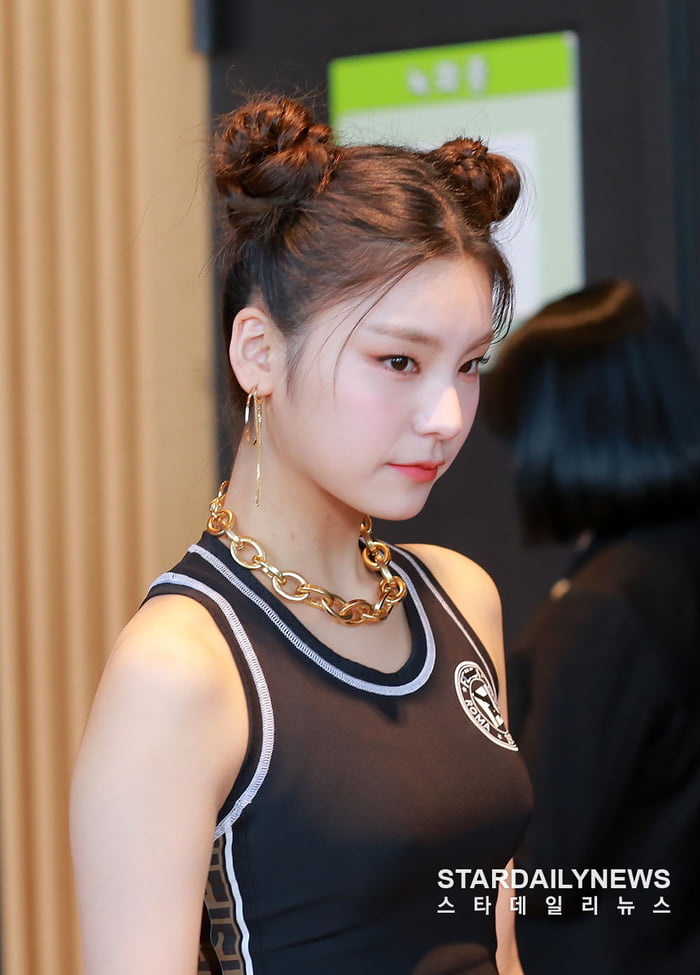 ITZY YEJI almost pokies - 9GAG