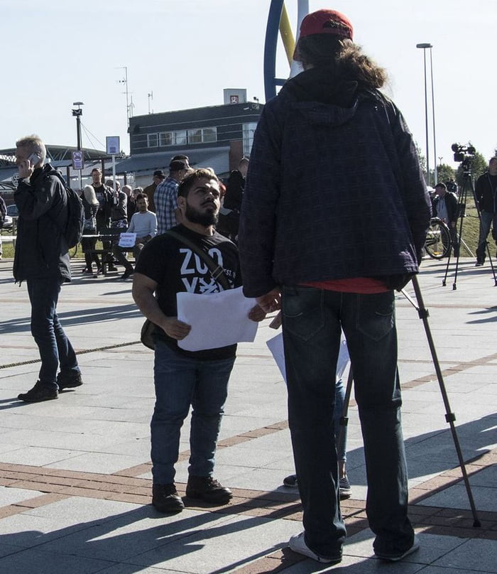 179 cm vs 180 cm - 9GAG