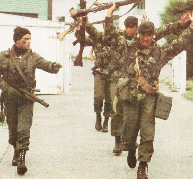 British Paratroops taken prisoner by Argentine commando - Falklands war ...