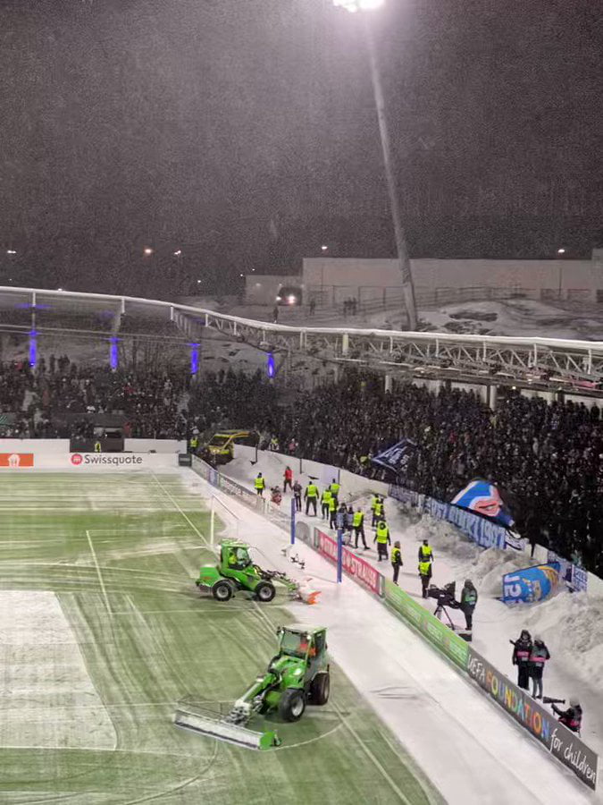 English football in winter: “Match abandoned due to frozen pitch ...