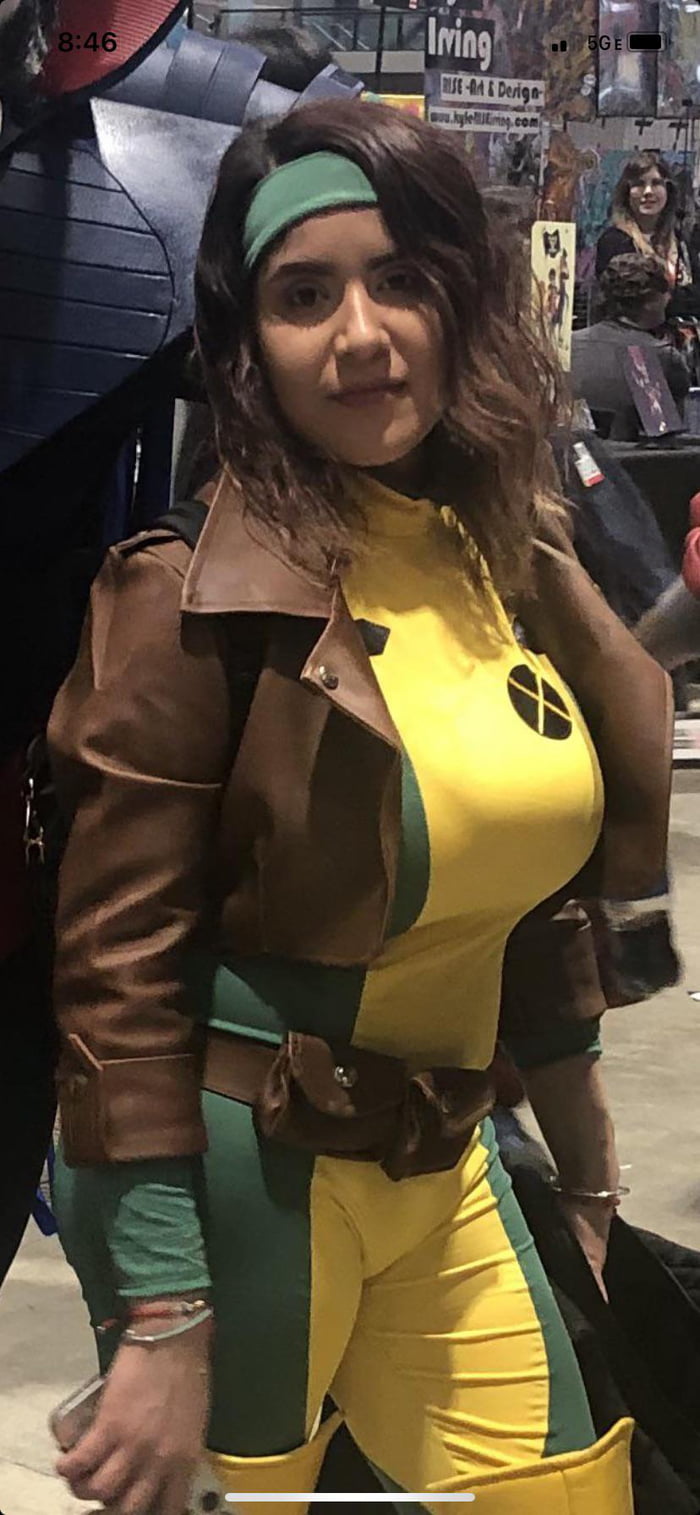 Busty Rogue cosplay - 9GAG