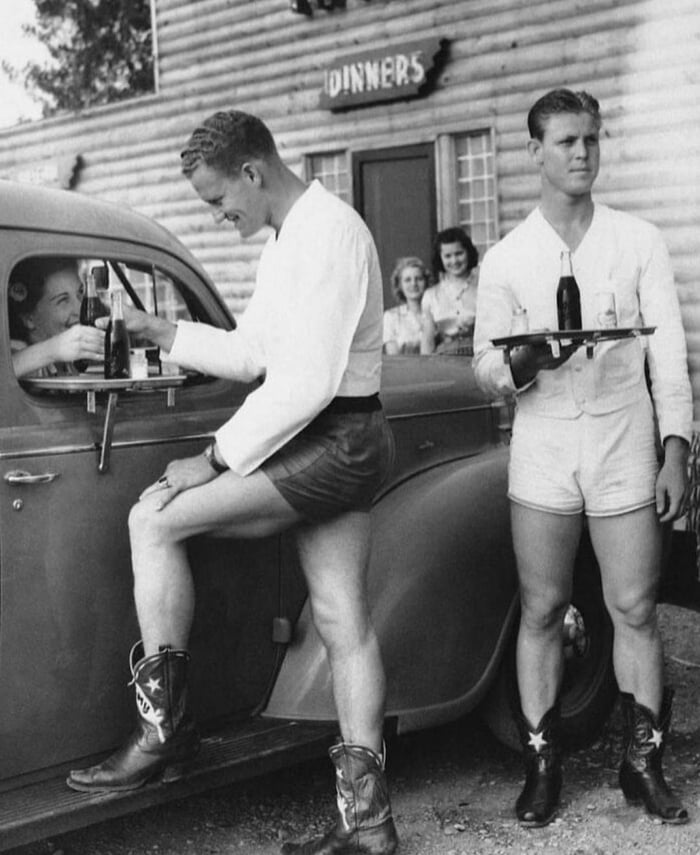 1940s - "Log Lodge Tavern" in Dallas, Texas. Men carhops dressed In ...