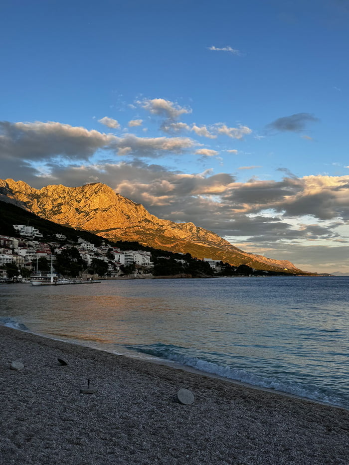 Are there non human bots here? Us, human bots, are concerned - 9GAG