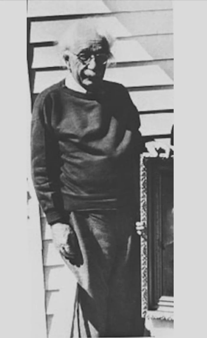 Last known photograph of Albert Einstein taken in 1955 - 9GAG