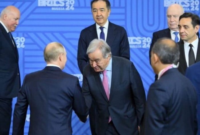 A perfect lesson of arse kissing.The UN president bowing to a war ...