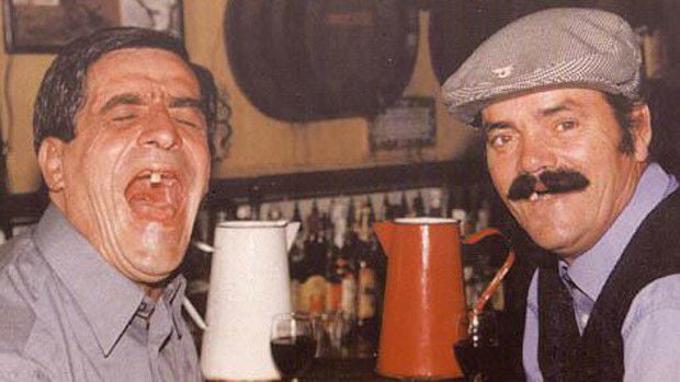 "Risitas" on the right and "el cuñao" (his brother in law) on the left. One of the funniest duos ...