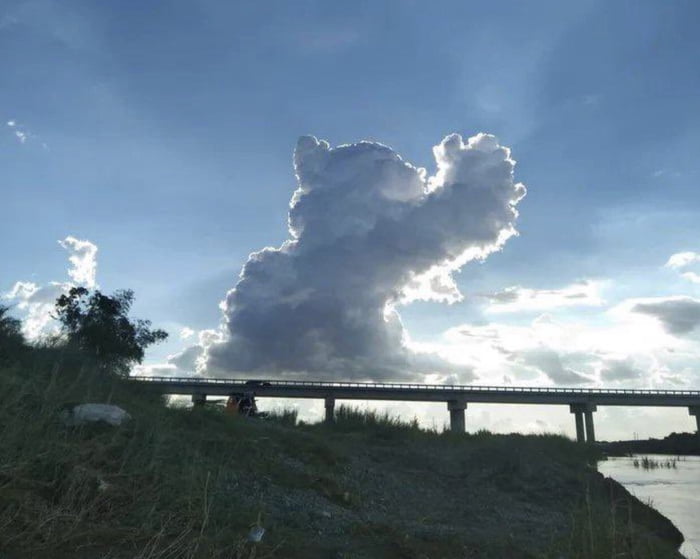 This cute cat-shaped cloud formation in Japan - 9GAG
