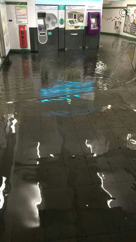 Paris subway this morning (heaviest rain in decades) | Worth to watch