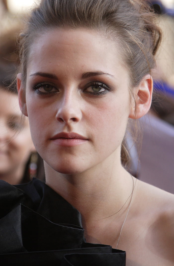Kristen Stewart has the most beautiful face. 😍 - 9GAG