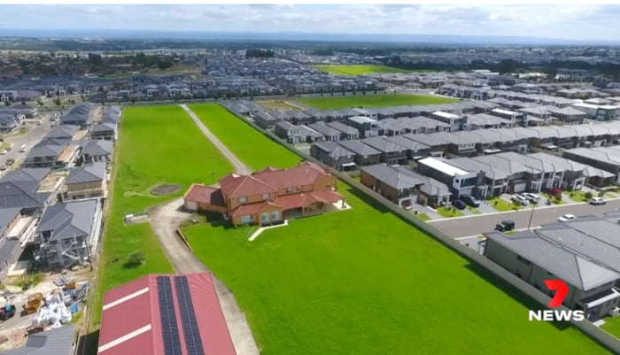 Suburb built around home that wouldn't sell land - 9GAG