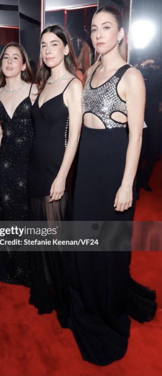 The Haim sisters arranged by height - 9GAG