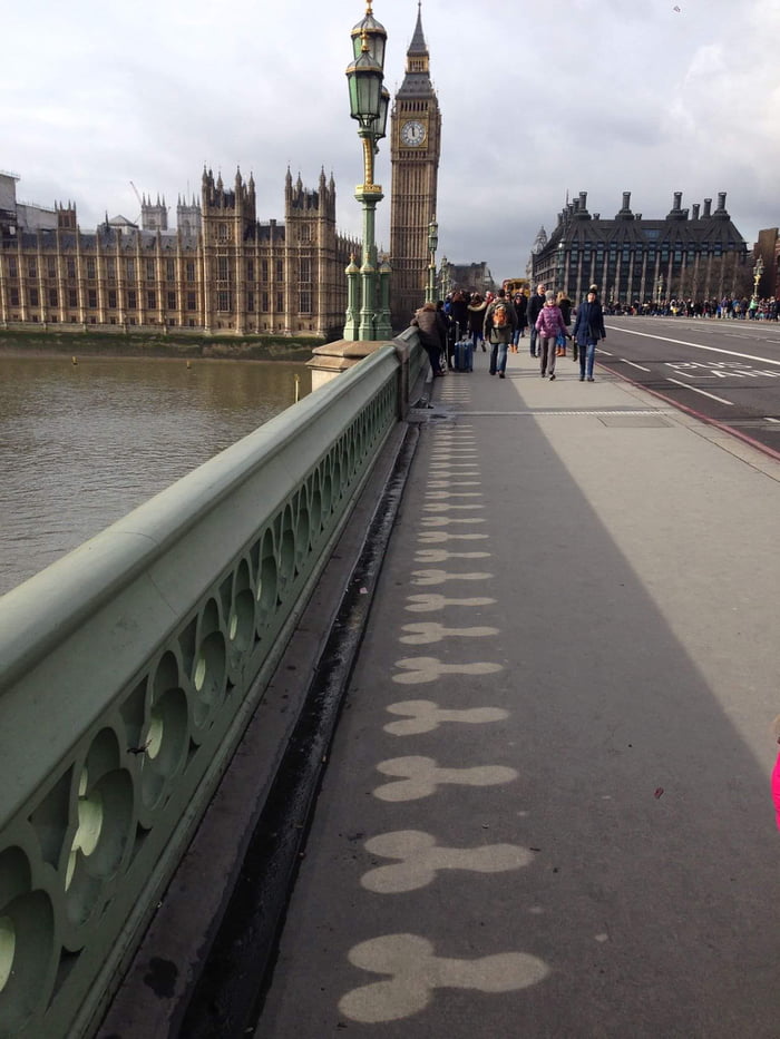 So London’s Westminster Bridge really does make these shadows... - 9GAG