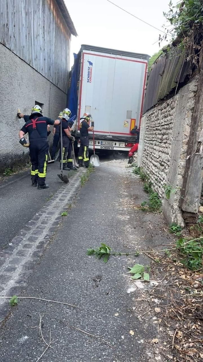 Hello boss, i have a problem - 9GAG