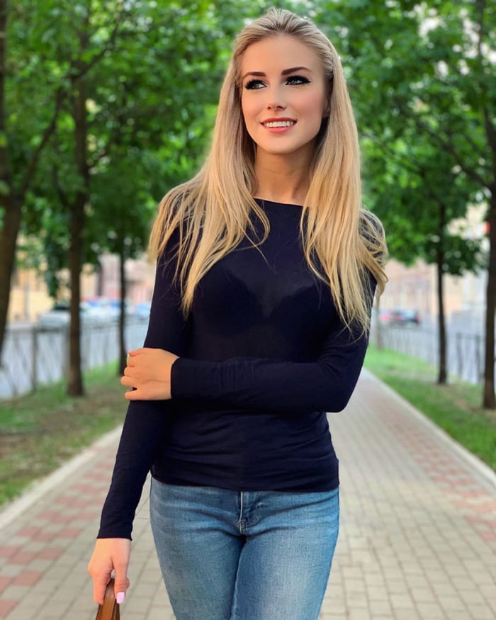 What if I told you... "Yes, she does" - 9GAG