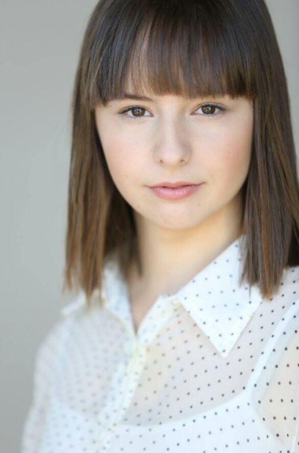 Chelsea Cook from React/FBE. No she doesn't. - 9GAG