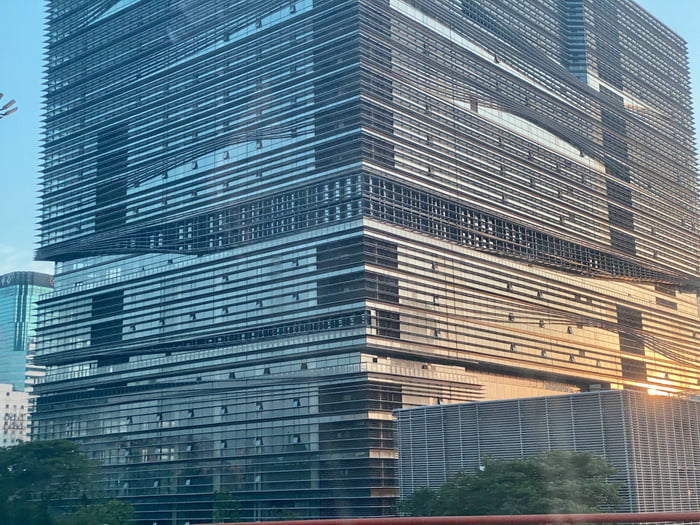 This building looks like a blind got stuck - 9GAG