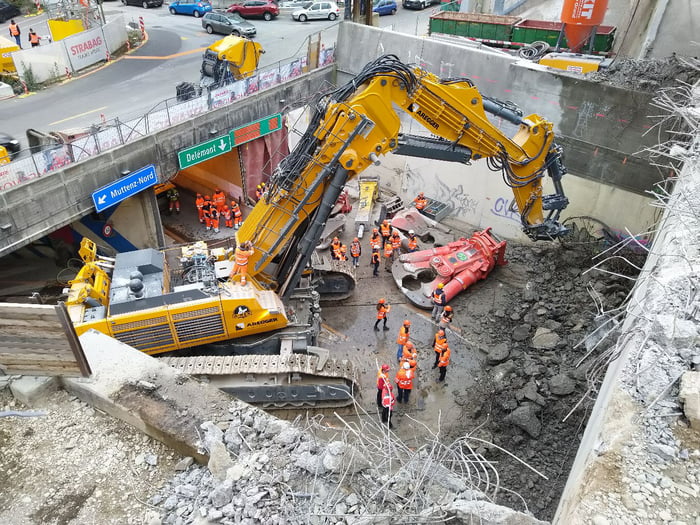 Europe's biggest demolition excavator - 9GAG