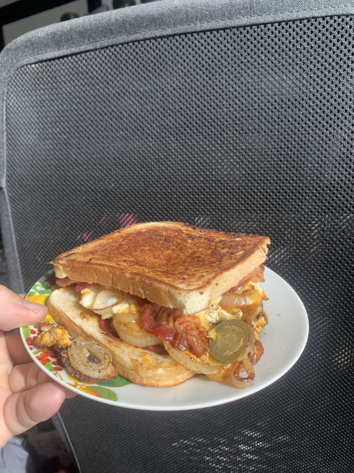 Messy breakfast toast - 9GAG