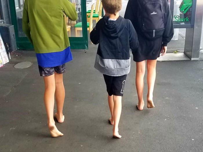 Barefoot people EVERYWHERE in New Zealand. In Starbucks, in the mall ...