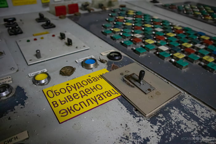 Servo lever for manually setting the depth of graphite control rods in ...