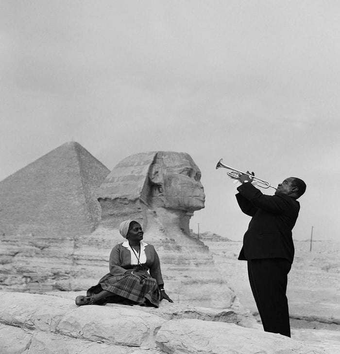 Louis Armstrong plays trumpet for his wife, Lucille. 1961 - 9GAG