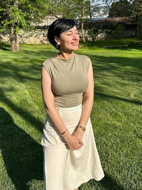 Pretty and busty - 9GAG