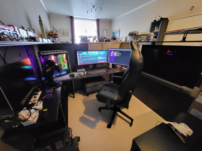 Gaming and working - 9GAG