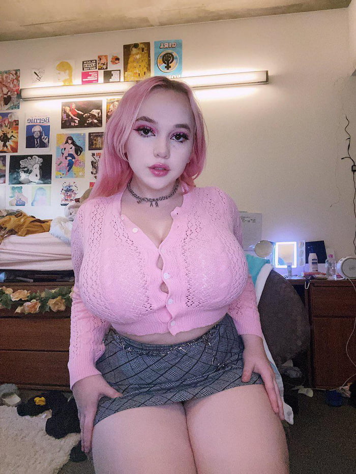 Perfectly busty - 9GAG