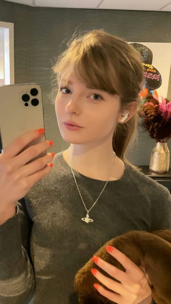 Wow even just a bare minimum of makeup, she still looks beautiful. Nice job ella freya - 9GAG