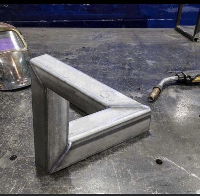Welded triangle illusion. - 9GAG