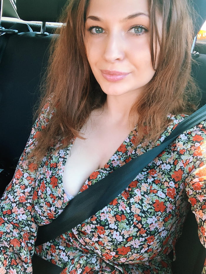 Car rides = selfie time! 🙃 - 9GAG