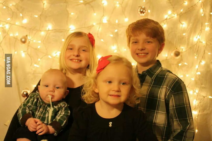 Most awkward Christmas photo. - 9GAG