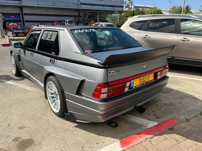 Modified Alfa Romeo 75 Turbo - 9GAG