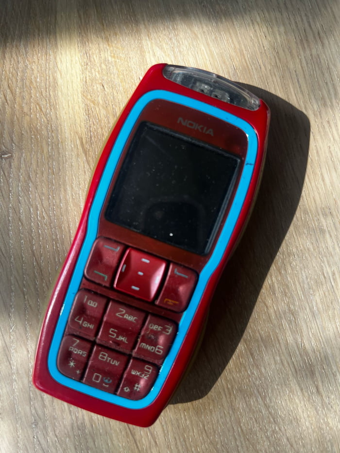 Found my first mobile phone. Nokia 3220 with flashing lights on each ...