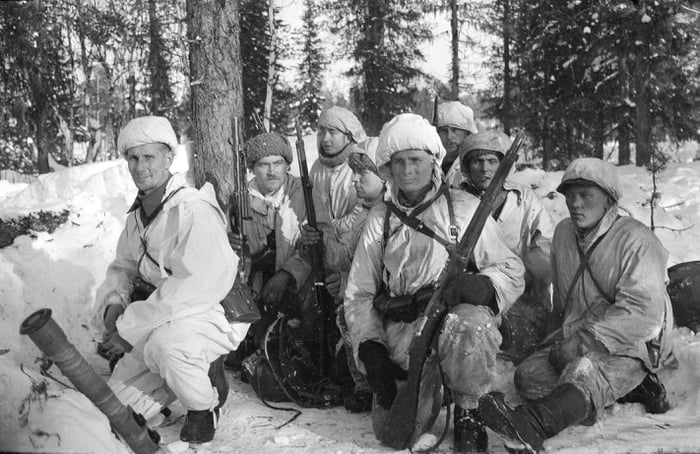 White Death with other Finnish soldiers during the Winter War - 9GAG