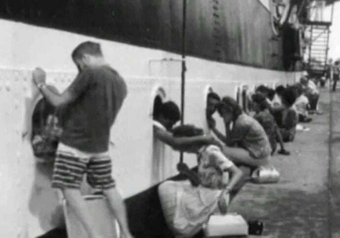 Soldiers saying goodbye to their loved ones during WW2 - 9GAG