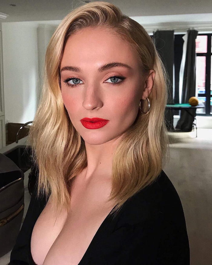 Sophie Turner’s Cleavage - 9GAG